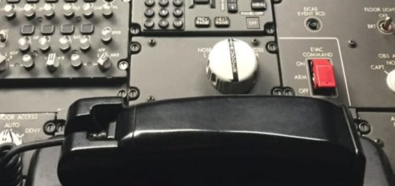 Boeing 787 - Communications - SmartCockpit - Airline training guides ...