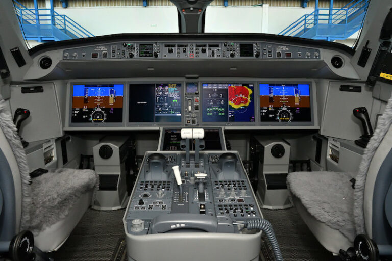 Airbus A220 – Electronic Display - SmartCockpit - Airline training ...